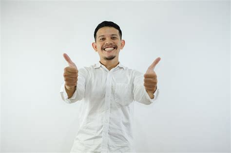 하얀 배경 위에 캐주얼 셔츠를 입은 젊은 잘생긴 남자는 손으로 긍정적인 제스처를 취하는 것을 승인하고 엄지손가락을 치켜들고 미소를 지으며 성공에 행복해한다 승자 제스처 30