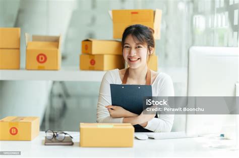 홈 오피스에서 자신의 직업 쇼핑 온라인 사업에 소포 상자를 가진 성공적인 아시아 여성 기업가 중소 기업을 시작 Sme 개념 Brand Name Smart Phone에 대한