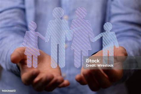 3d 렌더링된 가족 아이콘 입양 위탁 양육을 표시하는 남성 손의 추상 샷 3차원 형태에 대한 스톡 사진 및 기타 이미지 3차원 형태 가리기 개념 Istock