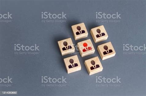 지도자 주위에 사람들의 정렬 세트 목표를 달성하기 위해 결합 단일 팀워크 협력 비즈니스 인사 관리 팀 빌딩 인재 채용 자율 적 성능 순서에 대한 스톡 사진 및 기타 이미지