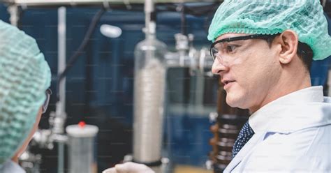 과학자 연구 의학 추출물 화학 과학 실험실에서 대체 의료 건강을위한 대마초에서 Cbd 오일 허브 대마 식물 및 간자 잎은 약물에 사용하는 천연 유기농 허브입니다 사진