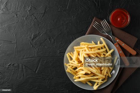 감자 튀김 냅킨 빨간 소스 검은 배경에 포크 텍스트 공간 맨 위 보기 감자 요리에 대한 스톡 사진 및 기타 이미지 감자 요리