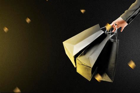 Mano De Mujer Sosteniendo Bolsas De Compras Foto Premium