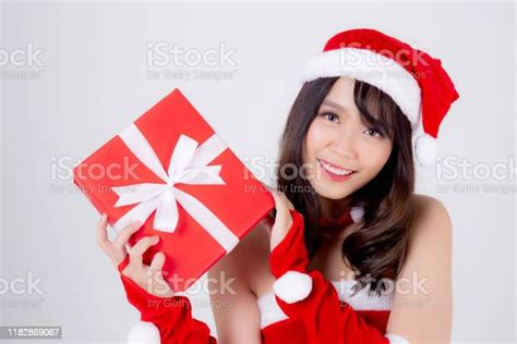 아름 다운 초상화 젊은 아시아 여자 행복 흰색 배경에 고립 된 크리스마스 휴가에 흥분 빨간 선물 상자를 들고 아시아 여자 놀라움과 축제 크리스마스와 새 해에 축 하 12월에