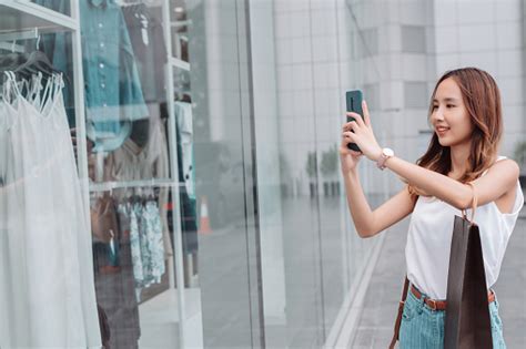 쇼핑백을 들고 아름 다운 아시아 여성 여자 여자 백화점 쇼핑몰 창 야외 패션 라이프 스타일 밖에서 쇼핑을 하면서 미소를 즐긴다 25 29세에 대한 스톡 사진 및 기타 이미지