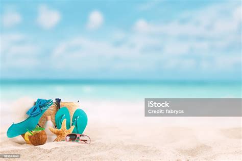 해변 휴가를위한 액세서리와 여름 배경입니다 전경과 흐린 배경에 모래와 열대 풍경 뜨거운 목적지에서 여름 휴가의 개념 개념에 대한