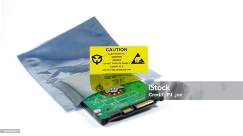 비닐 봉지에 노란색 주의 라벨 스틱 정전기 가압 장치 에 대한 노란색 주의 라벨 정적 무료 워크 스테이션에 사진 이미지에 대한 스톡 사진 및 기타 이미지 Istock