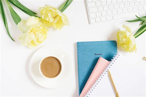 커피 한 잔 컴퓨터 키보드 노트북 펜 꽃 및 기타 액세서리가 있는 현대적인 흰색 사무실 책상 테이블 흰색 배경에 복사할 공간이 있는 평면도입니다 평면도 평평한 위치 0명에