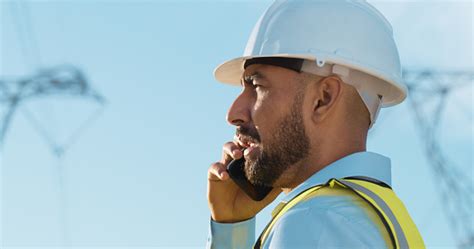 엔지니어 남자 및 야외 전화 통화 전원 및 에너지 절약 및 안전 유지 보수 전기 기술자 전기 모바일 및 마이애미 시의 인프라 프로젝트 검사 30 34세에 대한 스톡 사진 및
