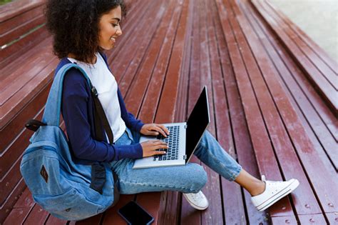 랩톱 컴퓨터를 사용하여 계단에 공원에서 야외에 앉아 여자 대학생에 대한 스톡 사진 및 기타 이미지 대학생 20 29세