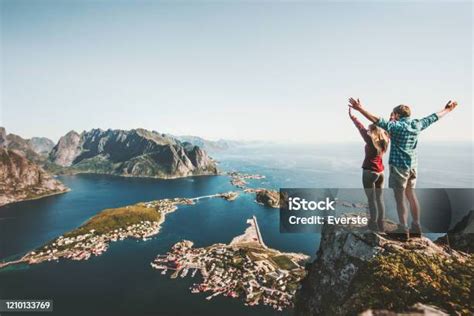 행복한 커플 사랑과 여행은 노르웨이 남자와 여자 가족 여행자 라이프 스타일 개념 여름 휴가 야외 로포텐 섬에서 절벽에 손을 제기