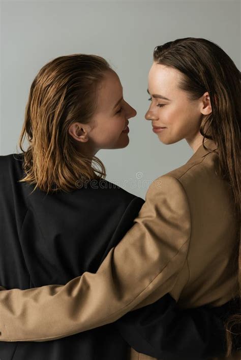 Alegre Pareja De Lesbianas Abrazando Y Sonriendo Foto De Archivo Imagen De Oferta Negro