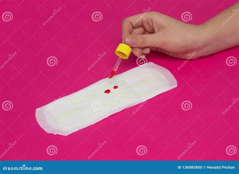 Een Meisje Druipt Dalingen Van Bloed Op De Vrouwelijke Pakking Voor Menstruatie In Meisjes Het