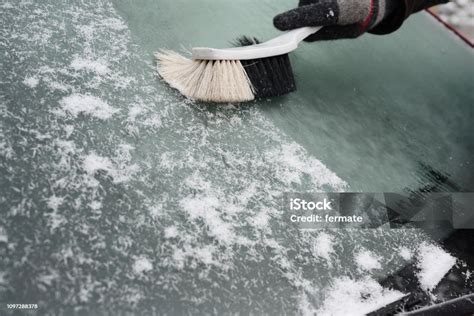 손 빗자루 스윕 자동차의 앞 유리에서 눈 겨울 복사 공간에 1월에 대한 스톡 사진 및 기타 이미지 1월 가리기 겨울 Istock
