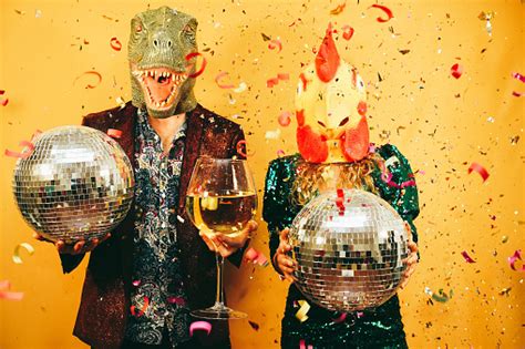 파티에서 디스코 볼과 샴페인 잔을 들고 즐거운 시간을 보내는 미친 커플 유리를 들고 손에 주요 초점 새해에 대한 스톡 사진 및 기타 이미지 Istock