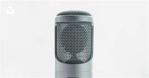 스탠드가 있는 검은색 및 회색 마이크 사진 Unsplash의 무료 마이크 이미지