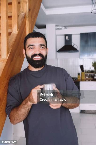 집에서 회색 셔츠를 입고 투명한 유리에서 검은 커피를 마시는 세련된 수염 남성 가정 생활에 대한 스톡 사진 및 기타 이미지 가정 생활 가정 주방 가정의 방 Istock