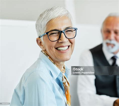 여자 비즈니스 초상화 고위 사업가 행복 한 아름 다운 노인 사무실 회의 성숙한 여성 기업 활성 성인 백인 안경 친절한 경력 기업가 직원 50 59세에 대한 스톡 사진 및