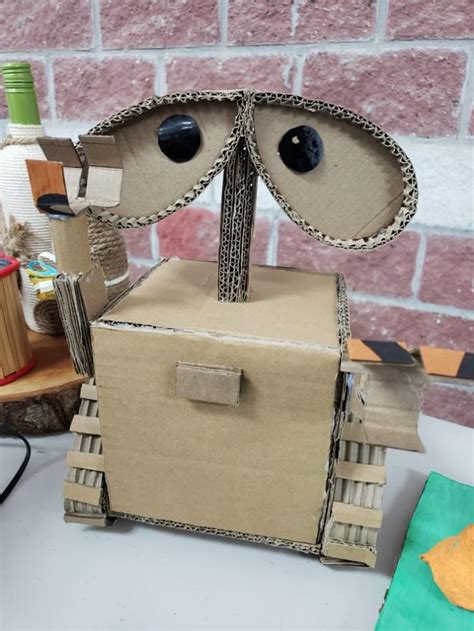 Personaje De Carton Reciclaje En 2025 Cosas Con Material Reciclado Objetos Con Material