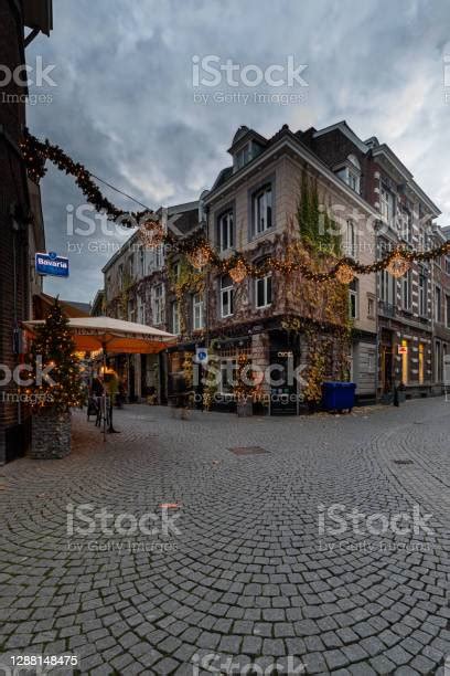 마스트리흐트는 조명으로 장식되고 조명이 켜진 거리입니다 거리에 대한 스톡 사진 및 기타 이미지 Istock