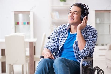 휠체어에서 음악을 듣는 장애인 사진 배경 및 무료 다운로드를위한 그림 Pngtree