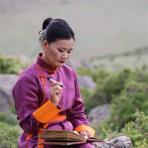 Эгшиглэнт Хэрэв хүн чамд үнэхээр хайртай бол чамруу ямар нэг аргаар ирэх болно Үсрээд хүрэх