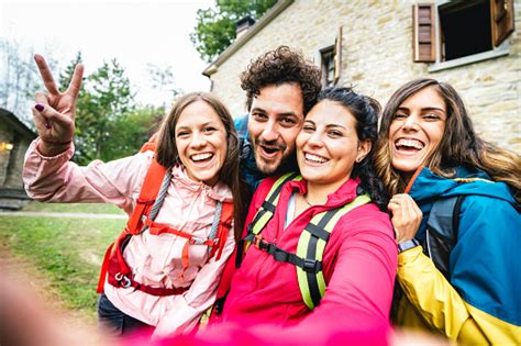 시골 별장의 트레킹 여행에서 셀카를 찍는 행복한 친구 그룹 젊은 밀레니얼 세대가 캠핑 체험에서 함께 즐거운 시간을 보내는