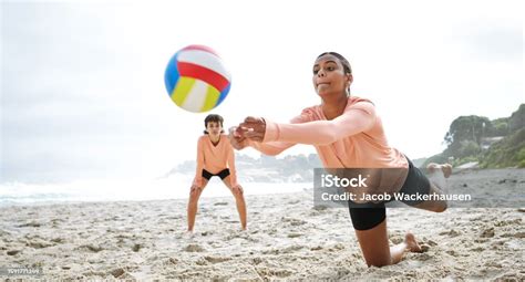 배구 스포츠 및 경쟁 게임 또는 경기 모형에서 비치 타격 공에서 여성의 팀워크 훈련 운동 및 소녀 선수 또는 친구들은 해변에서 운동 피트니스 및 건강을 위해 놀고 있습니다
