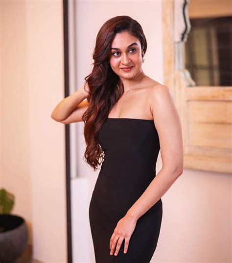 அட அட நம்ம ஆக்ஷ்ன் கிங் அர்ஜுனின் மகளா இது இறுக்கமான உடையில் ரசிகர்களை கிறங்க வைக்கும்