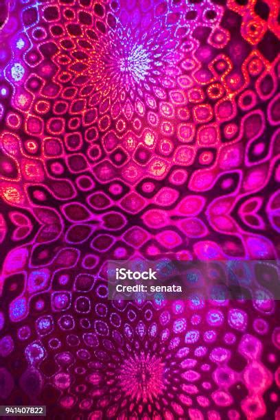 홀로그램 종이에 만다라 같은 장식 핑크 바이올렛 패턴입니다 강렬하고 밝은 색상에 대한 스톡 사진 및 기타 이미지 강렬하고 밝은 색상 배경 주제 만화경 패턴 Istock