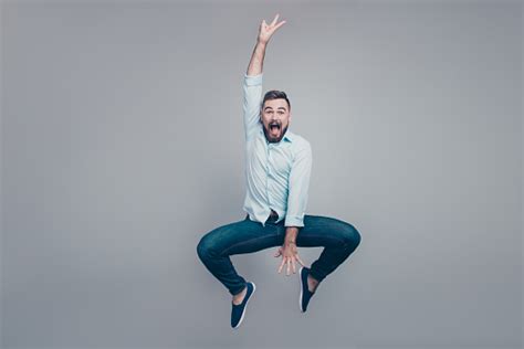 유치 한 장난 잘생긴 낙관적 다행 황홀 미친 사람 고립 된 회색 배경 점프의 전체 길이 몸 크기 스튜디오 사진 초상화 긍정적인 감정 표현에 대한 스톡 사진 및 기타 이미지