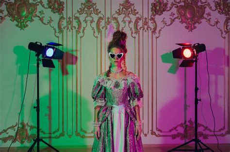 바로크 양식의 드레스와 화려한 조명의 하트 선글라스를 착용한 우아한 여자 20 24세에 대한 스톡 사진 및 기타 이미지 20 24세 고풍스런 골동품 Istock