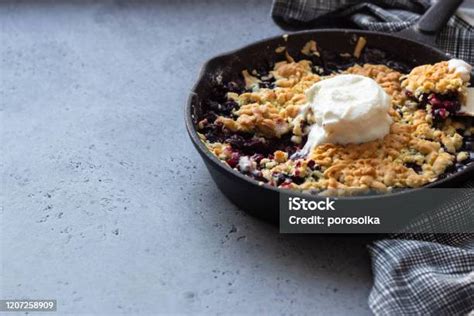 주철 팬에 바닐라 아이스크림을 곁들인 블랙 커런트 크럼블 건강한 음식 개념 회색 돌 배경입니다 맨 위 보기 공간을 복사합니다 건강한 생활방식에 대한 스톡 사진 및 기타