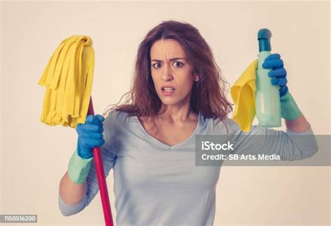 걸 레와 청소 스프레이를 들고 아름 다운 화가 화가 여자는 좌절 하 고 국내 업무 개념과 성 고정 관념에 분노 파란색 배경에 고립 된 스튜디오 초상화 가사 집안일에 대한