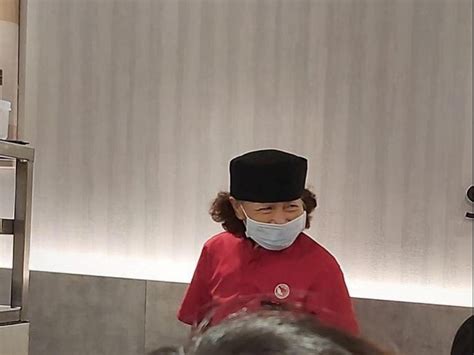 爭鮮「阿嬤級員工」身手超矯健！自曝90歲「沒三高、早上還賣菜」驚呆上萬網友：人要動才健康 幸福熟齡