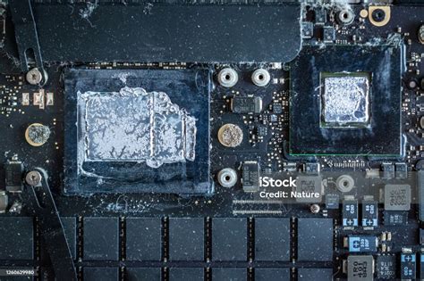 솔루션은 전자 하드웨어를 서비스합니다 엔지니어 기술자 남자 업그레이드 및 유지 보수 디지털 Pc 기술 칩 장비 수리 0명에 대한 스톡 사진 및 기타 이미지 Istock