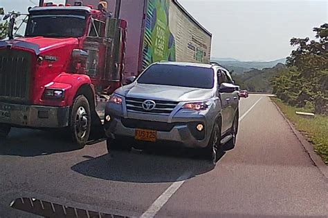 그들은 볼리바르 고속도로에서 사고를 일으킬 밴의 소유자를 확인했습니다 Infobae