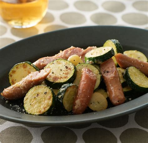ソーセージとズッキーニのガーリックソテー 料理レシピ 飛騨高山pleasure 食卓に感動をつくる高山ブランド豚生まれの味わい