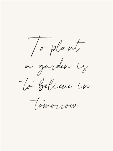 오크 프레임이 있는 녹색 일러스트레이션 및 추상 아트포스터가 아름답게 어우러진 거실을 위한 갤러리월