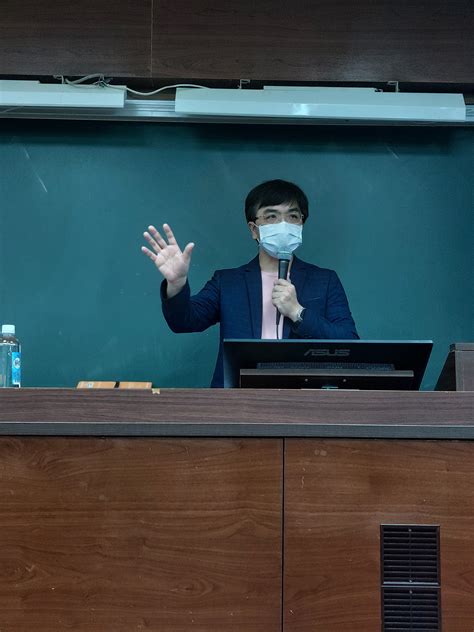 臺大慶明文學講座 4月18日，講座邀請到暨南大學中文系曾守仁教授為我們講授唐詩。曾教授以安史之亂作為切入點，和同學