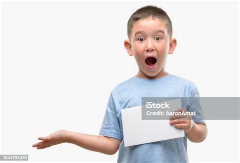 빈 카드 매우 행복 하 고 흥분 상자 식 큰 웃음 소리는 승리를 축 하 하 고 손을 잡고 어두운 머리 작은 아이 매우 기쁜에 대한 스톡 사진 및 기타 이미지 Istock