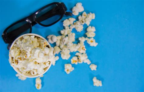 활기찬 파란색 배경 영화 배경에 확산 팝콘과 3d 검은 영화 안경팝콘의 전체 검은 팝콘 상자의 상단보기 0명에 대한 스톡 사진 및 기타 이미지 Istock