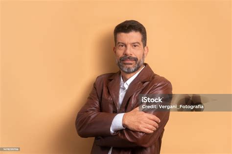 스튜디오 촬영에서 팔짱을 끼고 있는 브라질 남자의 초상화 기쁨 사람들의 개념 베이지에 대한 스톡 사진 및 기타 이미지 베이지 50 54세 50 59세 Istock