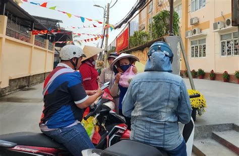 Ciudad Ho Chi Minh Los Padres Llevan El Almuerzo A La Escuela Para Sus