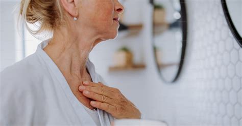 목욕 가운을 입은 아름다운 노인 여성은 욕실 스킨 케어 및 아침 루틴 개념에서 천연 크림을 바르고 있습니다 사진 Unsplash의 뷰티 스파 이미지