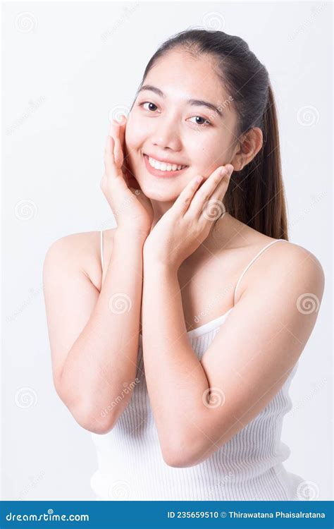 Asian Woman Is Showing Off Pretty Skin Asian Beauty Skin Care Woman