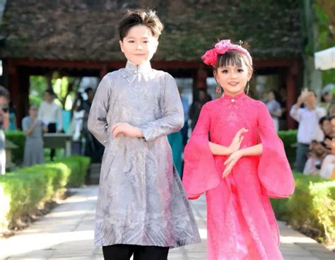 ນັກ ອອກ ແບບ 70 ຄົນ ທີ່ ມາ ຈາກ 3 ພາກ ພື້ນ ດຳ ເນີນ ງານ ສະ ເຫຼີມ ສະ ຫຼອງ 70 ປີ ແຫ່ງ ວັນ ປົດ ປ່ອຍ ນະ