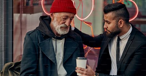 양복을 입은 사업가가 캐주얼한 더러운 옷을 입고 거리에서 거지 남성에게 커피를 제공한다 사진 Unsplash의 사람 이미지