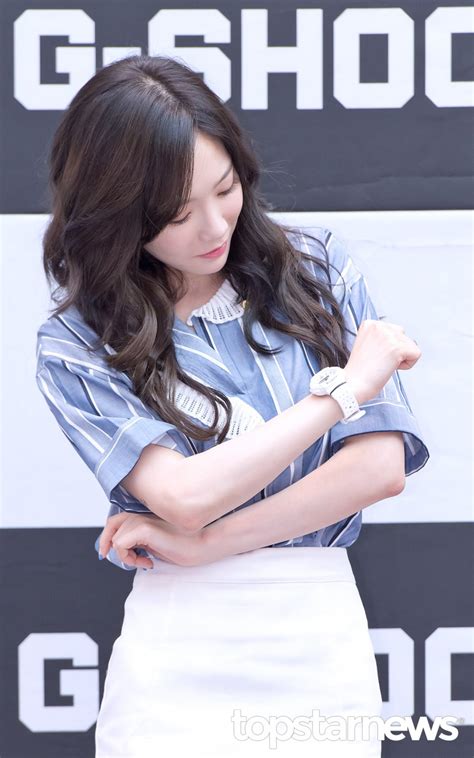 [hd포토] 소녀시대 Snsd 태연 ‘이렇게 시계보는 포즈를…‘아재인 줄 알았네 최규석 기자 톱스타뉴스 엔터 가요