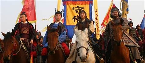 周润发身家几十亿出门不带保镖，而他出道4个月，现身就是6位保镖马云